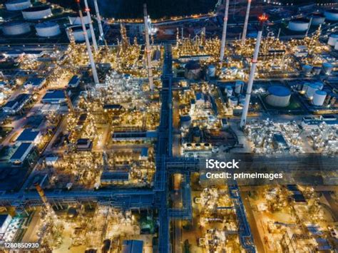 석유화학 공장의 정유 공장 및 가스 산업 위의 드론 관점으로 강관 선 배경을 보여줍니다 0명에 대한 스톡 사진 및 기타 이미지 0명 Stock Market Crash