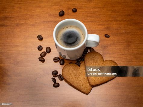 화이트 컵에 담긴 신선하고 뜨거운 에스프레소에 커피 원두와 하트 모양의 생강 빵을 곁들인 요리입니다 0명에 대한 스톡 사진 및 기타 이미지 Istock