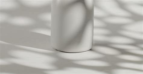 흰색 표면에 검은색 상단이 있는 흰색 병 사진 Unsplash의 바디 로션 이미지