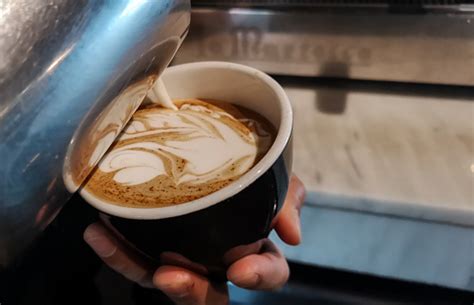 카페 라 떼 아트를 만드는 바리 스타 우유를 사용한 맛 있는 커피 갈색에 대한 스톡 사진 및 기타 이미지 갈색 광고 디자인 Istock