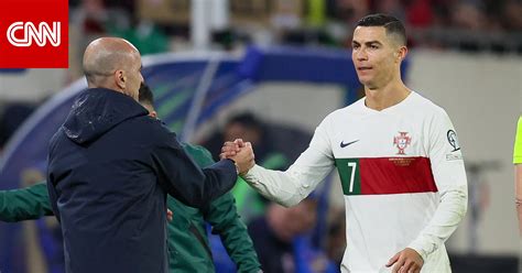 مشجع يرتدي قميص نادي النصر يتسبب في إصابة رونالدو خلال محاولة التقاط