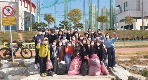 경산시 보건행정과 직원들 남천강변 환경정화 활동 아시아경제