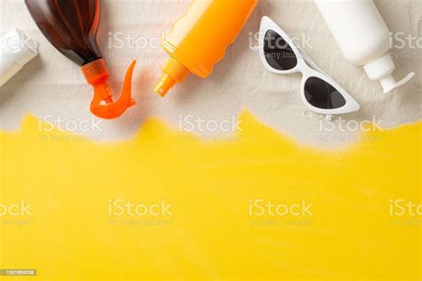 7월은 자외선 차단 의식을 강조합니다 표시가 없는 자외선 차단제 로션과 Spf 스프레이 병 텍스트나 판촉 콘텐츠를 위한 공간이