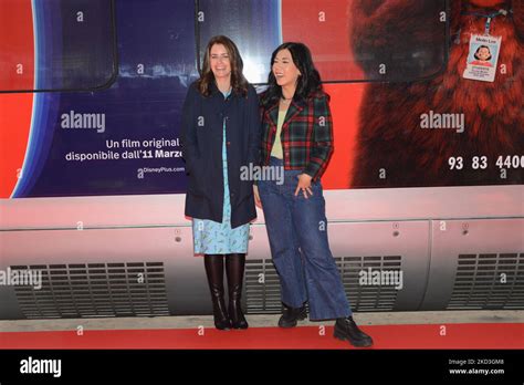 Lindsey Collins Productrice L Et Domee Shi Directrice R Lors De