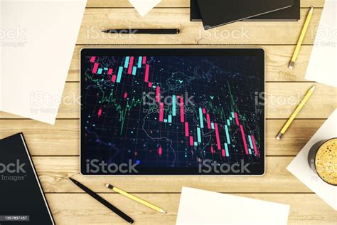 현대 디지털 태블릿 화면에 세계지도 스케치와 창조적 추상적 인 글로벌 위기 차트 떨어지는 시장과 글로벌 경제 개념의 붕괴 맨 위 보기입니다 3d 렌더링 0명에 대한 스톡