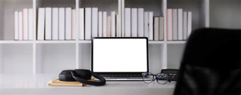 업무용 책상에 빈 흰색 화면이 표시된 열린 랩톱 컴퓨터의 전면 보기입니다 Webbing Textile에 대한 스톡 사진 및 기타 이미지 Webbing