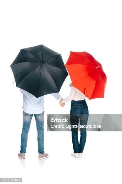 검정과 빨강 우산 흰색 절연 손을 잡고 함께 후면 젊은 부부의 모습 가을에 대한 스톡 사진 및 기타 이미지 가을 날씨