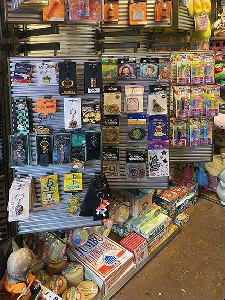 Uniweb Mount Uniweb Spinner Displays Fixtures Close Up