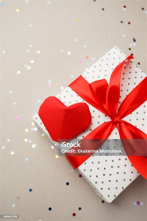 마음과 색종이와 회색 배경에 선물 상자 당신의 사랑된 하는 사람을 놀라게 개념의 성 발렌타인의 날 결혼식 약속 어머니의 날 생일 새 해 크리스마스 휴일 0명에 대한 스톡