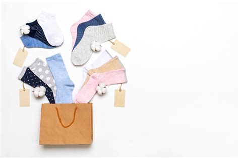 흰색 배경에 쇼핑 백에 면 꽃과 가격 태그가 세팅 된 다양한 모던 트렌디 한 여성 면 양말 유행 양말 가게 양말 쇼핑 판매 상품 광고 컨셉 0명에 대한 스톡 사진 및 기타