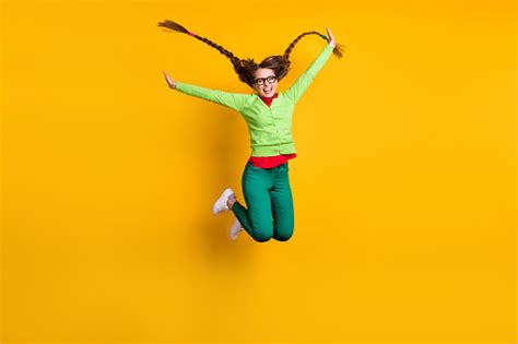 밝은 노란색 색상 배경에 고립 된 재미를 가지고 점프 매력적인 펑키 황홀 한 여자 점프의 전체 길이 몸 크기 보기 갈색 머리에 대한 스톡 사진 및 기타 이미지 Istock