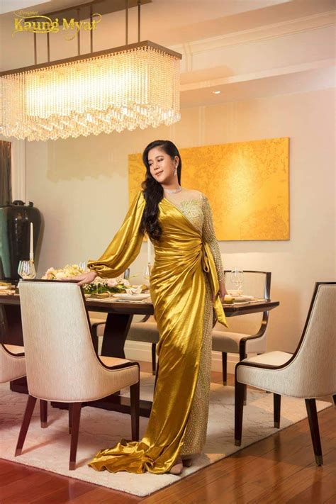 ခမ်းနားထည်ဝါတဲ့ ရွှေအိုရောင်၀တ်စုံလေးက ကျက်သရေရှိတဲ့အလှတရားတွေကိုအထင်းသားပေါ်လွင်နေပြီး လှပနုပ