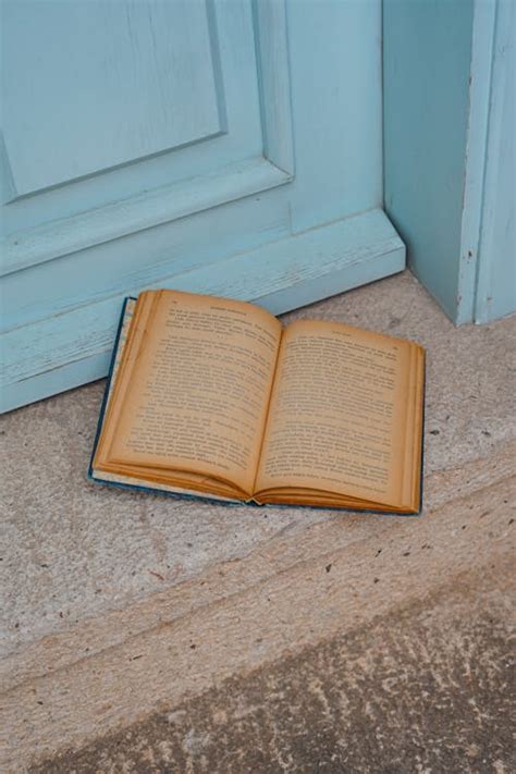 개인 공간 고요한 고전 책 골동품 책 공부하다 교육 단순한 삶 독서 공간 독서하는 러스틱 문지방 문학 문호 문화적 미니멀리스트 빈티지 책 소박한