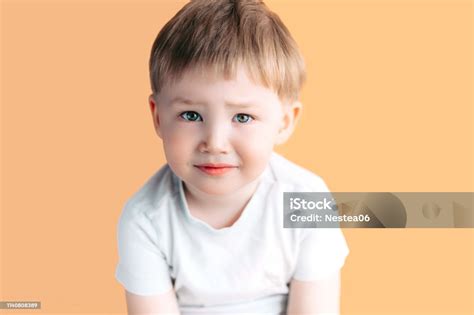 슬픈 생각 근접 촬영 초상화 헤드샷 혼자 오렌지 배경에 피곤 아이를 우울 부정적인 인간의 감정 얼굴 표정 느낌 생활 인식 신체 언어 감정에 대한 스톡 사진 및 기타 이미지