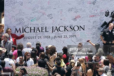 Memorial Service For Michael Jackson Draws Thousands Of Fans And
