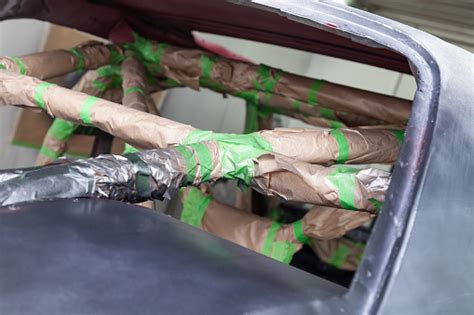 자동차의 프레임 외부의 그레이와 블랙 컬러로 도장 하 여 내부를 분해 한 후에는 차량의 차체 수리 및 튜닝을 위한 작업 장의 스플래시 로부터 종이로 밀봉 된다 가리기에 대한