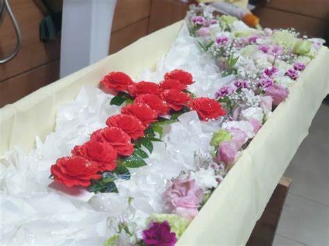 안녕 오늘은 한평생 가족에게 헌신하신 어머님과의 마지막 인사를 잘 맞추고 왔어 마지막에 상주님께서 기독교장례로 부탁을 하시고