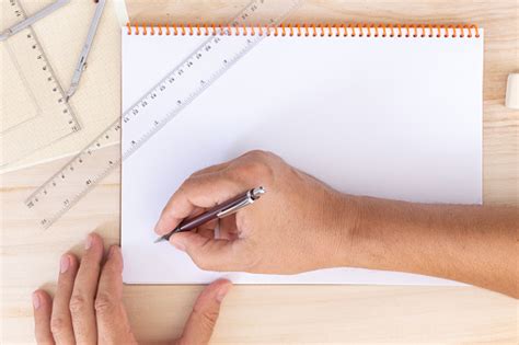 접이식 팁 연필과 통치자와 소책자에 그리기 를 시작할 준비가 젊은 남자 3차원 형태에 대한 스톡 사진 및 기타 이미지 3차원 형태 Conscription 건설 산업