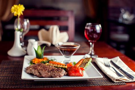 구운된 야채와 쇠고기 스테이크 흰색 접시에 제공 됩니다 음식 개념 고기에 대한 스톡 사진 및 기타 이미지 고기 구이 굽기 Istock