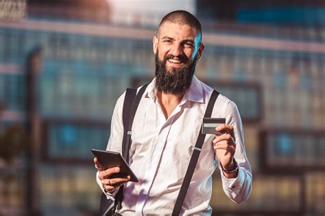 야외 태블릿 및 신용 카드를 들고 젊은 백인 사업가의 초상화 Brand Name Mobile Payment에 대한 스톡 사진 및 기타 이미지 Brand Name