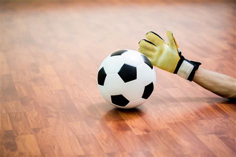 나무 풋살 바닥에 풋살 골키퍼의 손에 공 실내 축구 스포츠 홀 Championship에 대한 스톡 사진 및 기타 이미지