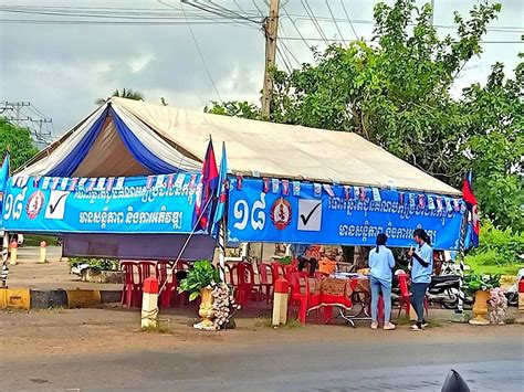 ក្រុមការងារយុវជនគណបក្សស្រុក និងក្រុមការងារយុវជនឃុំ បានចុះចែកខិតប័ណ្ណ