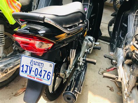 កាច់សោ កម៉ូតូបានហេីយអូសបណ្តេីរចេញម្ចាស់មកទាន់ឃាត់ខ្លួនប្រគល់ជូនសមត្ថកិច្ច សារព័ត៌មាន នគរវត្ត