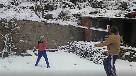 Snowfall In Harshil Ghati Tourist Thronged To Enjoy Uttarkashi