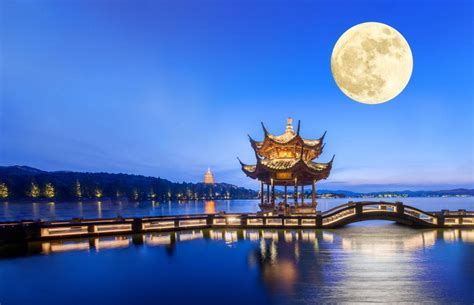 සෑම විටම ජනතාව සමග මැද සරත් සෘතු උත්සවය සමරන චීන ජනපති