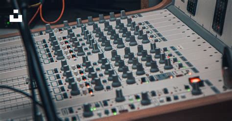 믹싱 콘솔과 마이크가 있는 녹음 스튜디오 사진 Unsplash의 무료 라디오 그레시보단 이미지