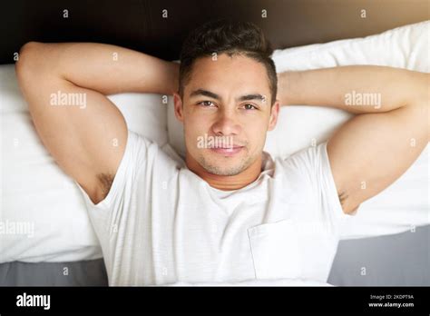 Junger Mann Im Bett Liegend Fotos Und Bildmaterial In Hoher Auflösung