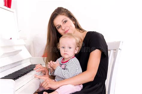 La Mamma Insegna Alla Figlia A Giocare Il Piano Fotografia Stock Immagine Di Figlia