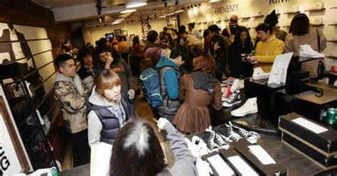 컨버스 명동 커스텀 스튜디오 오픈 1주년 기념 디자이너 협업 이벤트 열어