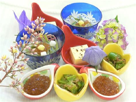 日本料理に季節の草花 「紫陽花」 「屋久島萩」 「桔梗」 などあしらって・・・。 「料理長の日記」 三重県いなべ市 阿下喜（あげき）の日本
