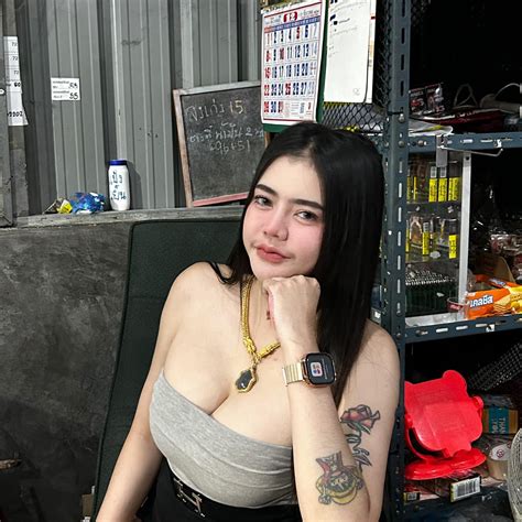 เอาจริงๆก็คือแอบตกใจตัวเองอยู่นะ เพราะเป็นคนแต่งตัวไม่เป็น แต่งหน้าทำผมนี่จบ ไม่เป็นเลย ได้แค่ถู