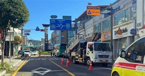 버스가 가로수 고소작업차 ‘꽝 중국인 1명 사망·1명 중상 버스가 가로수 고소작업차 ‘꽝 중국인 1명 사망·1명 중상