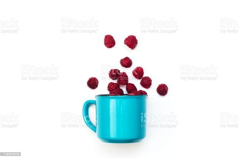 흰색 배경 선택적 초점 상단보기에 고립 된 파란색 머그잔에 수분이 많은 라즈베리 건강한 생활방식에 대한 스톡 사진 및 기타 이미지 건강한 생활방식 계절 과일 Istock