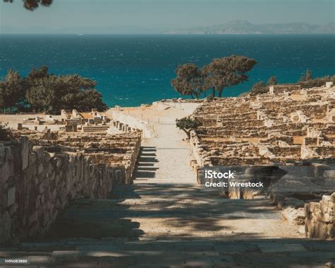 돌 벤치와 계단은 고대 벽돌 건물 뒤의 바다로 이어집니다 건물 정면에 대한 스톡 사진 및 기타 이미지 건물 정면 건축