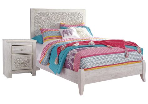 Paxberry Nightstand