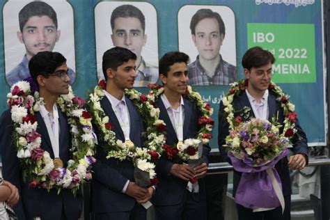 استقبال از تیم المپیاد زیست در فرودگاه امام خمینی عکس