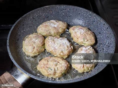 고기 커틀릿은 냄비에 튀겨집니다 가정 요리 다진 고기로 만든 수제 요리 가스렌지에 대한 스톡 사진 및 기타 이미지 가스렌지 개체 그룹 건강에 좋지 않은 음식 Istock