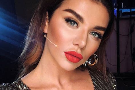 Обнаженная Семенович и сексуальная Седокова звезды поздравили мужчин