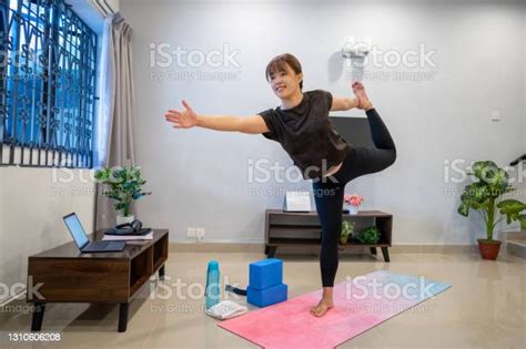 매력적인 젊은 아시아 여자 운동 하 고 집에서 휴식 하는 동안 요가 위치 30 34세에 대한 스톡 사진 및 기타 이미지 30 34세 가정 생활 거실 Istock