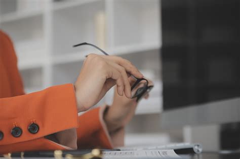 사무실 책상 세금 보고서 회계 통계 및 분석 연구 개념에서 수학 금융을 수행하기 위해 계산기와 노트북을 사용하는 아시아 비즈니스 여성 개념에 대한 스톡 사진 및 기타 이미지