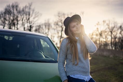 숲과 일몰 지역 여행 모험 개념의 배경에 시골에서 자동차로 여행 모자를 착용 아름다운 젊은 여성 개념에 대한 스톡 사진 및 기타 이미지 Istock