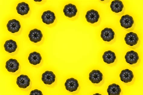 노란색 배경 3d 렌더링에 검은 할로윈 호박 축하 할로윈 이벤트 템플릿 최소 스타일 개념을위한 3d 일러스트 호박 10월에 대한 스톡 사진 및 기타 이미지 Istock