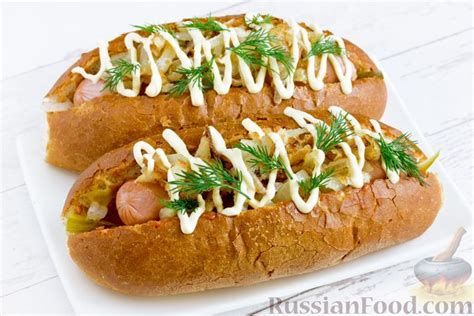 Хот-дог с жареным луком и солёными огурцами (на сковороде) | totrecept.com