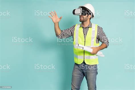 Vr 안경을 착용한 기술자 나 엔지니어는 메타 버스에 가상 글로벌 인터넷 연결을 착용하고 가상 현실을 만지는 녹색 배경에 고립 된 가상 세계에 입력 미래 기술