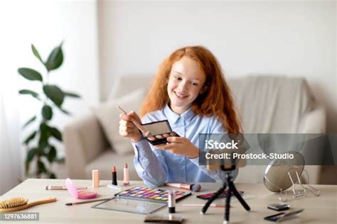 아이 섀도우를 보여주는 십대 휴대 전화에 뷰티 블로그를 기록 가정 생활에 대한 스톡 사진 및 기타 이미지 가정 생활 검사 보기 디지털 원주민 Istock