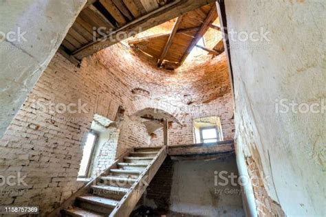 금이 석고 벽돌 벽 작은 창문 더러운 바닥과 나무 계단 사다리와 고대 건물이나 궁전의 넓은 포세이큰 포세이큰 지하실 0명에 대한 스톡 사진 및 기타 이미지 Istock